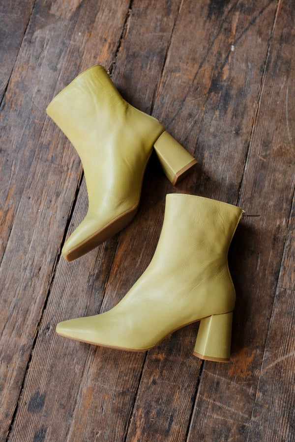 INTENTIONALLY BLANK SHOES - PIPE AND ROW